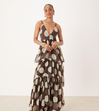 Asos Tall ASOS DESIGN Tall - Gestuftes Maxikleid in Braun mit tiefem Ausschnitt, R&uuml;ckenausschnitt und Punkteprint-Bunt