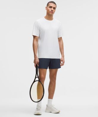 lululemon Short de tennis ray&eacute;e pour Hommes - 13 cm - Bleu - Taille 2XL