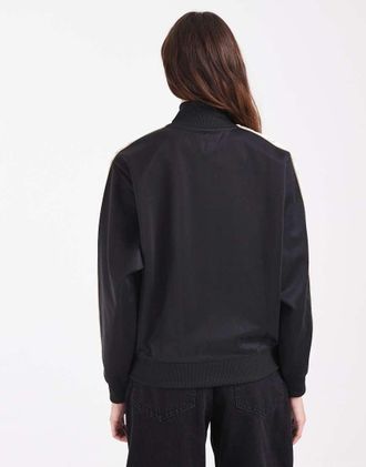 Fred Perry Trainingsjacke mit durchgehendem Rei&szlig;verschluss und Logo-Tape in Schwarz