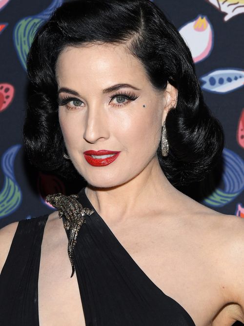 Dita von Teese auf dem roten Teppich und sie ist bekannt für ihren Schneewittchen Teint