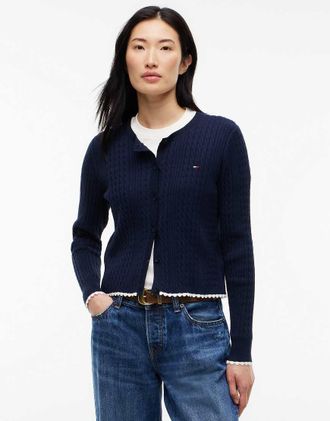 Tommy Jeans Zopfstrick-Cardigan mit Bogenkantenabschluss, schmal geschnitten, in Dunkelblau