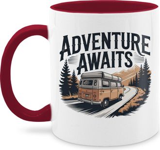 Shirtracer Tasse Tassen 325ml - Adventure Awaits Camping Van Geschenkideen Camper Bus I Van Life Campinggeschenk Outdoorfans - 325 ml - Bordeauxrot - f&uuml;r camping