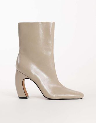 Topshop Karter Stiefelette mit geschwungenem Absatz in Maulton-Stretch-Kunstleder-Neutral