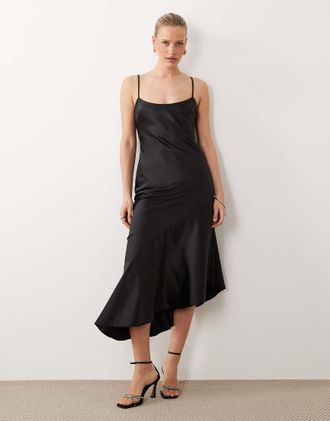 Asos Tr&auml;gerkleid aus Satin in Schwarz mit asymmetrischem Saum-Braun
