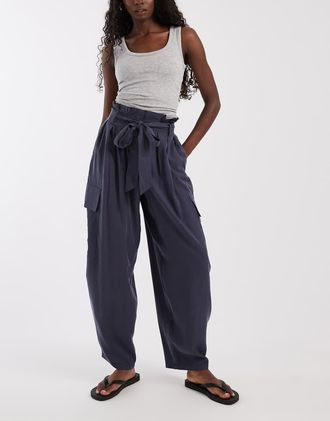 Asos Pantalon cargo ample en tissu doux avec ceinture - Bleu marine
