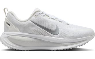 Nike Damen Vomero 18 Sneaker, White/Metallic Silver-Photon Dust, 40 EU