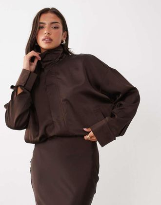 KAIIA exclusivit&eacute; ensemble 2 pi&egrave;ces bomber en satin &agrave; col montant et ourlet ballon couleur chocolat-Marron
