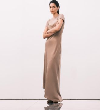 Asos T-Shirt-Midikleid aus Satin in Champagner mit Camisole-Tr&auml;gern, 2-in-1-Design-Neutral