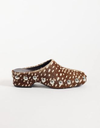 Asos Mules sabot Margo clout&eacute;es &agrave; imprim&eacute; cerf, en cuir v&eacute;ritable et &agrave; poils-Multicolore