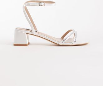 Be Mine Bridal - Treat - Verzierte Satin-Sandaletten in Elfenbein mit niedrigem Blockabsatz-Wei&szlig;