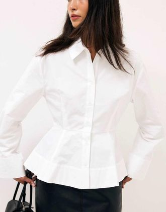 NA-KD chemise en coton &agrave; manches larges et basque blanche