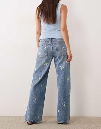Mango Beverly - Gerade Jeans aus Baumwollmix in Blau mit Blumenstickerei