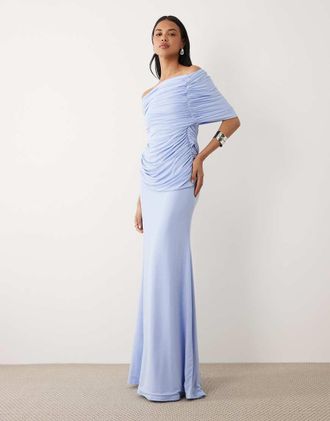 Asos Robe longue &agrave; &eacute;paules d&eacute;nud&eacute;es avec corsage cache-coeur et tra&icirc;ne - Bleu