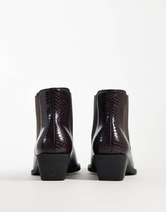 Asos Chelsea-Boots mit Cuban Heel und Metallkappe in Burgunderrot mit Kroko-Pr&auml;gung