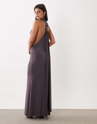 Asos Maxikleid mit hohem Kragen, Wasserfallausschnitt, Metall-Details und Bindeg&uuml;rtel in Schiefergrau