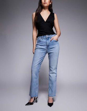 Good American Good Kick - Schlagjeans in hellblauer Waschung