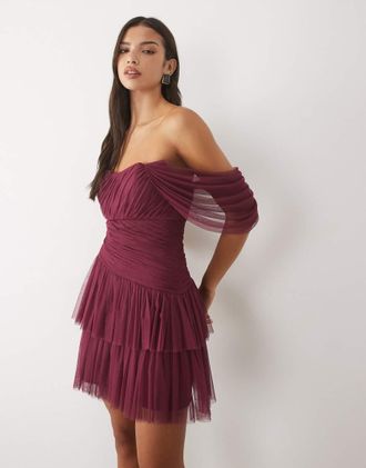 Lace & Beads robe courte en tulle &agrave; &eacute;paules d&eacute;nud&eacute;es, taille fronc&eacute;e, jupe &agrave; volants, prune fonc&eacute;-Rouge