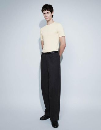 Weekday pantalon de costume ajust&eacute; &agrave; pli devant en noir chin&eacute;
