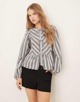 Vero Moda Top peplum noué à lavant à détail en dentelle superposé et carreaux vichy - Noir et blanc