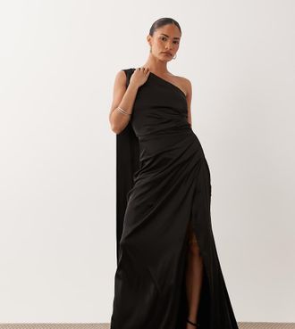Tfnc Petite TFNC Brautjungfern Petite Satin-Maxikleid mit One-Shoulder-Tr&auml;ger, Drapierung am R&uuml;cken und Schlitzdetail in Schwarz