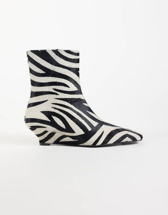 Asos Renata Leder-Keilabsatz-Stiefeletten in Zebra-Haaroptik aus Echtleder-Multi