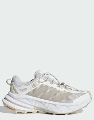 adidas adidas Performance Terrex freehiker SL gore-tex Wanderschuhe in Wollwei&szlig; und Beige