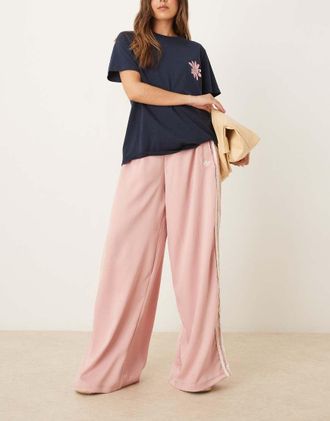 adidas Originals Pantalon de jogging large en satin à 3 bandes volantées - Rose