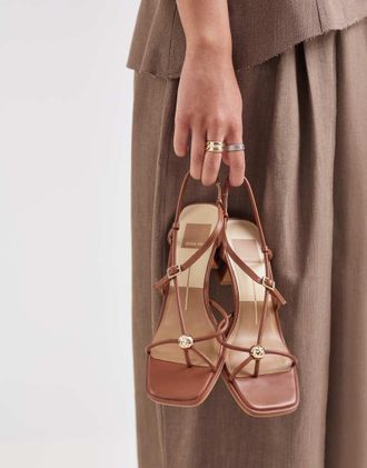 Dolce Vita Mylee - Riemchen-Sandaletten aus hellbraunem Leder mit mittelhohem Absatz und goldfarbener Metallverzierung