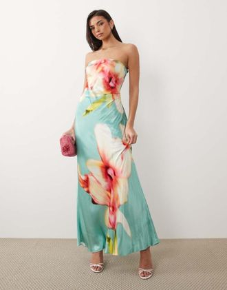 Forever New Tr&auml;gerloses Maxikleid aus Satin in T&uuml;rkis mit &uuml;bergro&szlig;em Blumenmuster-Gr&uuml;n