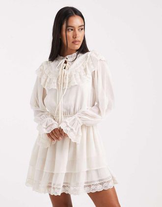 Miss Selfridge Victoriana - Minikleid aus Chiffon in Ecru mit R&uuml;schen-Wei&szlig;