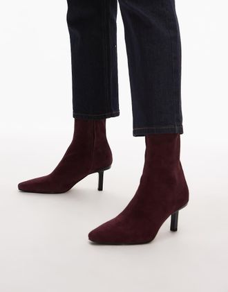 & Other Stories Ankle-Boots aus Wildleder in dunklem Granatapfelrot mit spitzer Zehenpartie und Absatz