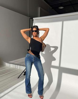 Princess Polly Bethany Low-Rise Bootleg-Flare-Jeans in mittlerer blauer Waschung