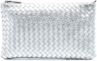 Bottega Veneta Clutches - Metallic Leather Intrecciato Clutch - Gr. unisize - in Silber - f&uuml;r Damen