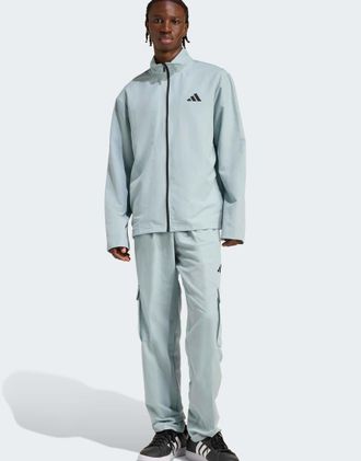 adidas adidas Performance - Sportswear - Gewebter Cargo-Trainingsanzug in Wonder Sage-Gr&uuml;n