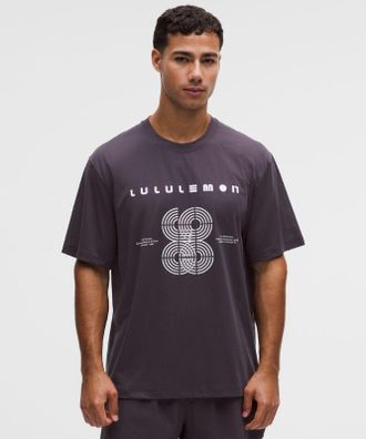 lululemon Mile Maker T-Shirt 98 Wordmark f&uuml;r M&auml;nner - Gr&ouml;&szlig;e 2XL in Atmospheric Purple