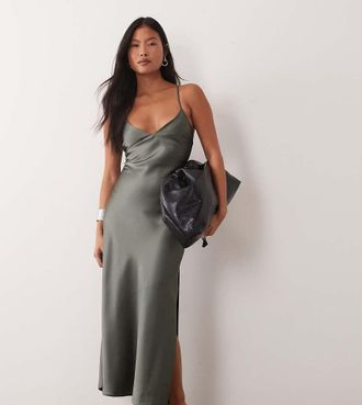 Miss Selfridge robe nuisette longue en satin avec d&eacute;tail au dos en kaki-Vert