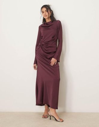 Asos Robe longue en satin &agrave; manches longues et patte fronc&eacute;e - Prune-Violet