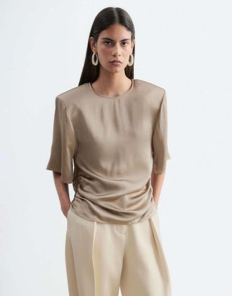 & Other Stories asymmetrisches, gerafftes Kurzarm-Satinoberteil in Beige-Neutral