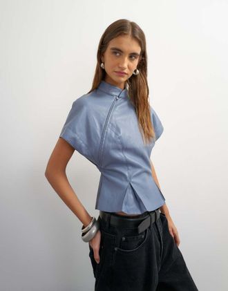 Topshop Oberteil aus Kunstleder mit Rei&szlig;verschlussdetail und Fledermaus&auml;rmeln in Hellblau-Neutral