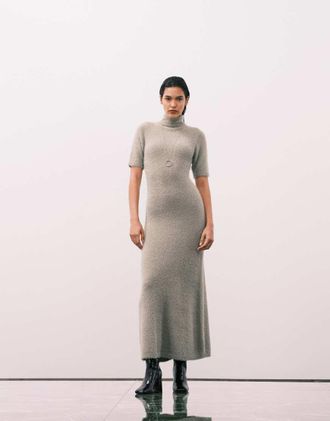 Pretty Lavish Robe longue en maille duveteuse &agrave; col roul&eacute; et manches courtes - Vert sauge