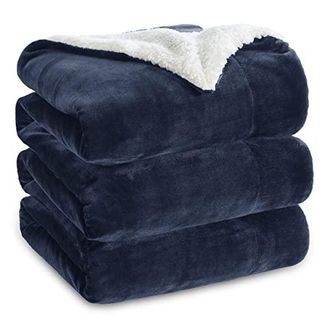 Bedsure Plaid Polaire 220x240 Couverture - Couvre Lit 2 Personnes Bleu Marine, Jete de Canape Grande Taille, Plaid Canap&eacute; Sherpa Doux et Chaude