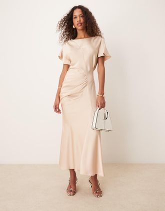 Asos Satin-Midikleid in Cremewei&szlig; mit seitlicher Raffung und Flatter&auml;rmeln