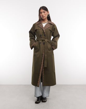 Reclaimed Vintage karierter Trenchcoat mit Futter und G&uuml;rtel in Khaki-Gr&uuml;n