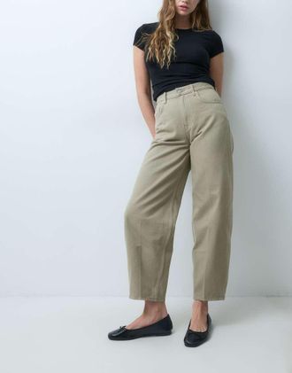 & Other Stories Barrel-Leg-Jeans mit Kn&ouml;chell&auml;nge in beiger Waschung-Neutral