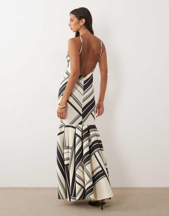 Asos Robe longue &agrave; col montant et dos ouvert - Noir et blanc-multicolore