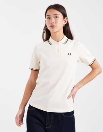 Fred Perry Polohemd in Creme mit zwei Zierstreifen-Wei&szlig;