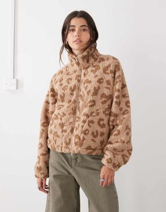 Noisy May Fleece-Jacke mit Leopardenmuster in Beige-Neutral