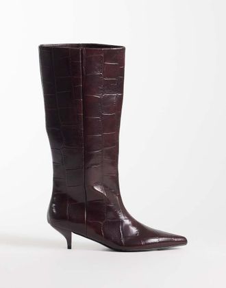 Asos Camille Kitten-Heel-Stiefel zum Hineinschl&uuml;pfen bis zum Knie in Burgunderrot mit Kroko-Optik
