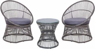 Beliani Balkonset Taupe Rattan 3-teilig 2 Sessel mit Couchtisch Auflagen Dunkelgrau Boho Outdoor Indoor Garten Terrasse Balkon Wohnzimmer Schlafzimmer