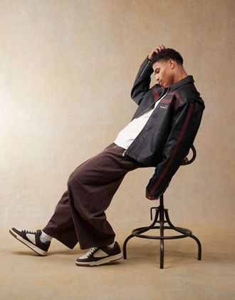 Asos Veste de motard oversize coupe carrée en similicuir avec bandes bordeaux - Noir